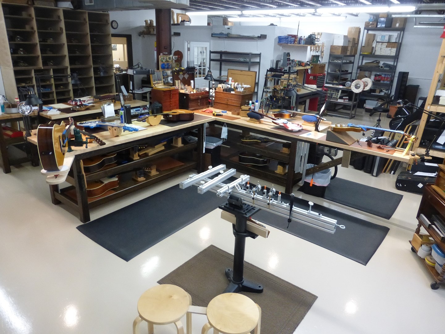 The Guitar Specialist - Doug Proper & Sharon Proper - Luthiers